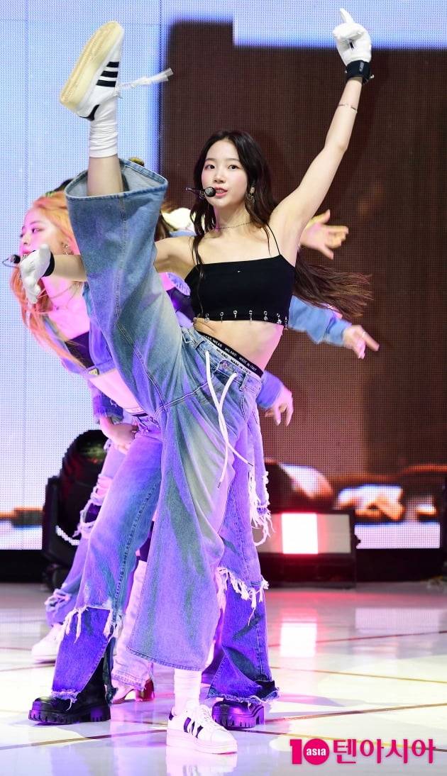 Ten 포토 르세라핌 카즈하 다리가 저기까지 올라가다니