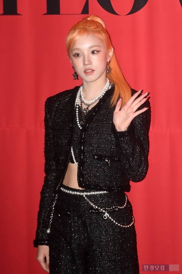 포토 여자아이들 우기 복근 살짝 노출
