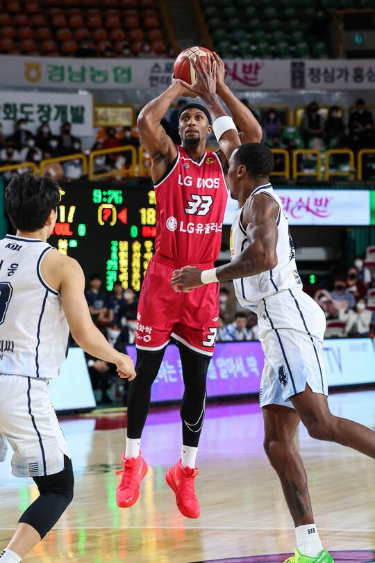 [BK 리뷰] '창원 버전 단 선생 탄생' LG, KCC 꺾고 첫 승 신고