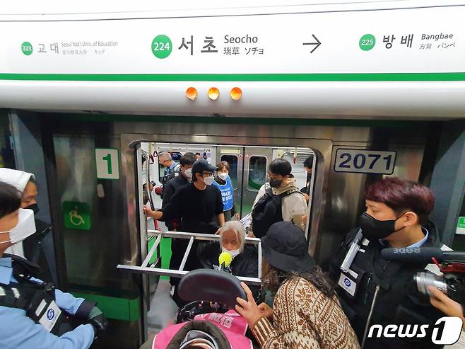 전장연 승하차 시위에 2호선 68분 지연사법부 규탄종합