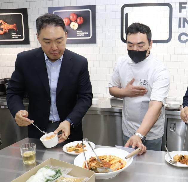 반값 탕수육·한통 가득 치킨강성현 야심작 탄생지 깜짝 공개 박종관의 유통관통