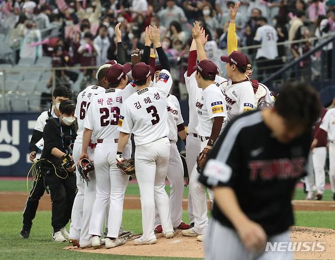 키움, 3차전 승리…KS '1승 남았다'[뉴시스Pic]