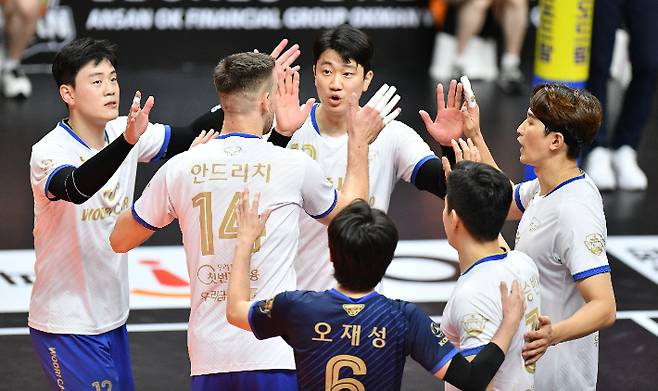 '새로운 변화' 우리카드-인삼공사, 첫 경기부터 기분 좋은 승리