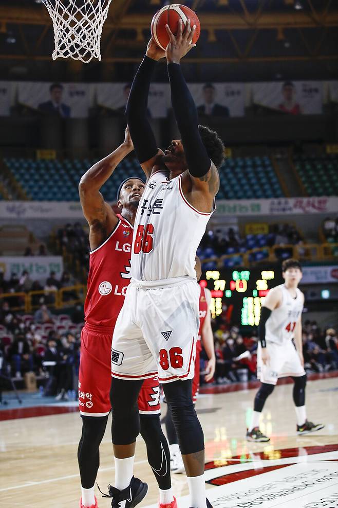 [BK 리뷰] 3Q까지 밀렸던 KGC인삼공사, 4Q에 역전 드라마 완성 … 5승 1패로 단독 1위