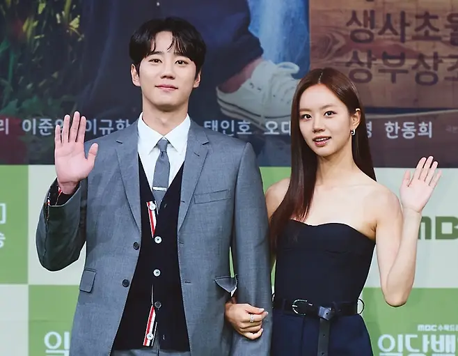 행사장에서 찍힌 사진 속 미모로 난리났던 여배우의 최근 모습 뉴스에이드