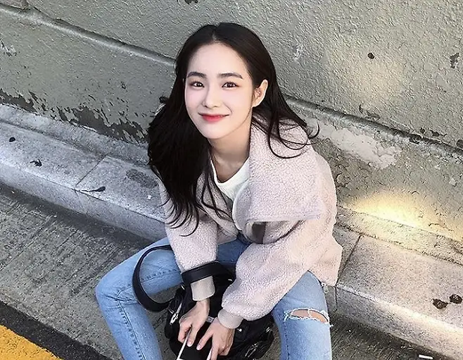 행사장에서 찍힌 사진 속 미모로 난리났던 여배우의 최근 모습 뉴스에이드