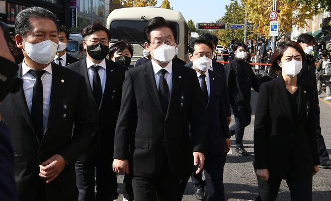 ‘근조 글씨 없는 검은 리본 달아라 ···공무원들 리본 뒤집어달며 이런 일 처음” 이태원 핼러윈 참사