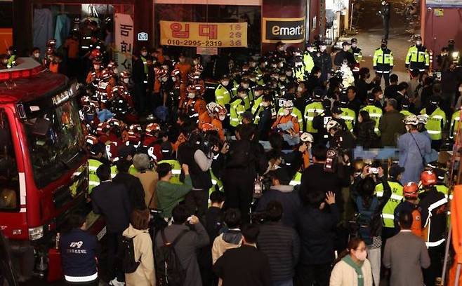 이태원 참사 현장서 무 뽑듯 시민 30명 구한 흑인 영웅들알고 보니