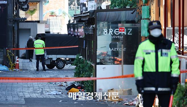 도로 점거한 불법 증축