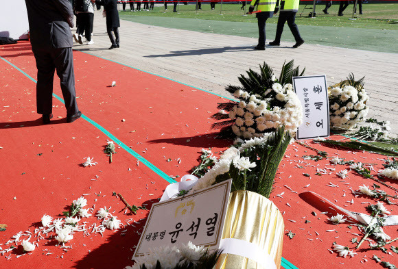 조화 치워라”이태원 참사 유족 尹대통령 조화 내동댕이 포착