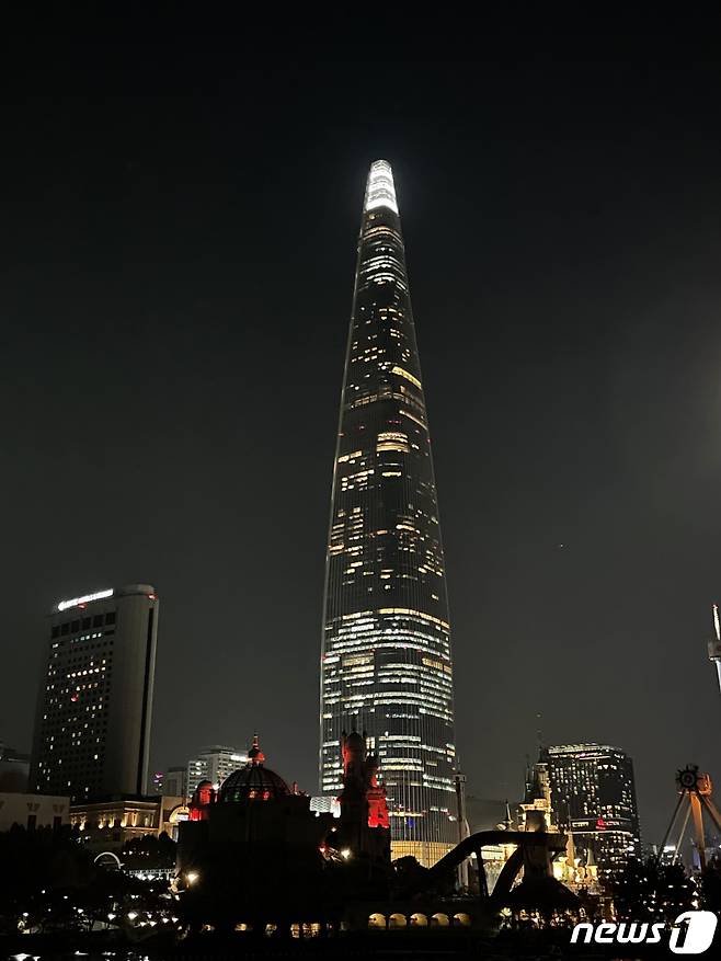 이태원 참사 애도의 백색 조명 밝힌 롯데월드타워