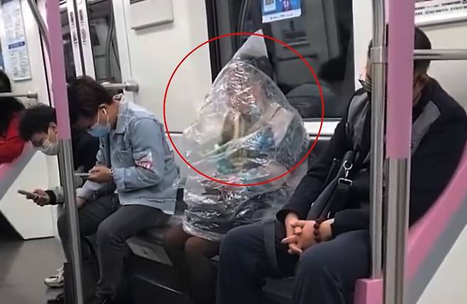 비닐 뒤집어쓰고 바나나 먹어중국 지하철 ‘엽기 승객