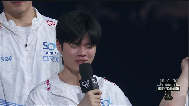 3505일 만에 정상 올라선 ‘데프트 김혁규 롤드컵