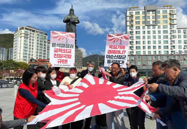 한국 7년만에 日 관함식 참석…욱일기 거수경례 논란일 듯