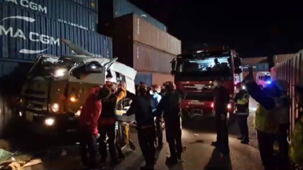 부산서 컨테이너가 화물차 운전석으로 쿵‥60대 운전자 부상