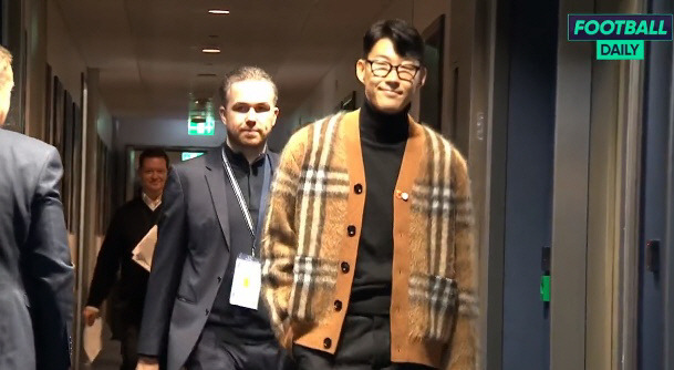 Epl현장 손흥민 안경 쓴 채 토트넘 경기장 도착