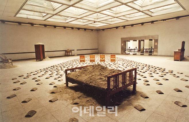 추락하는 위기에서 기필코 살아남는 법 정하윤의 아트차이나