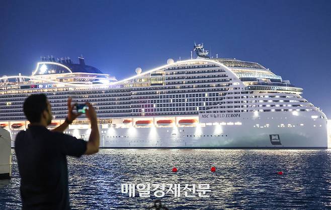 포토 카타르 항구에 정박한 ‘크루즈선 숙소