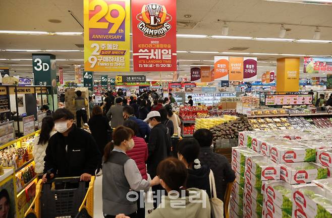 포토 정용진 부회장 우승턱 ‘쓱세일 주말 내내 인산인해