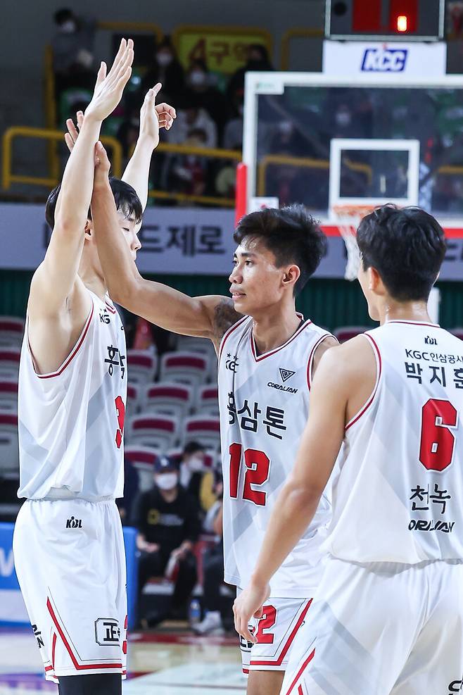 [BK 리뷰] ‘5명 두 자릿수 득점’ KGC, LG 상대로 17점 차 승리