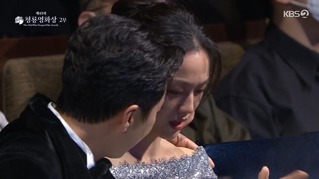 탕웨이 정훈희 ‘안개에 눈물 펑펑‥김혜수 청룡서 가장 인상적” 43회 청룡영화상