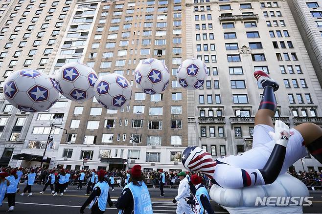 추수감사절 퍼레이드하는 미국 축구팀 상징 풍선