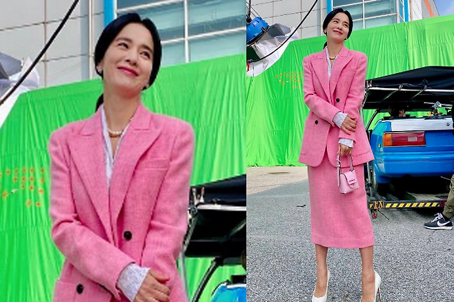 송중기 엄마 역정혜영50세인데 초동안 비주얼핑크 정장룩 어썸클