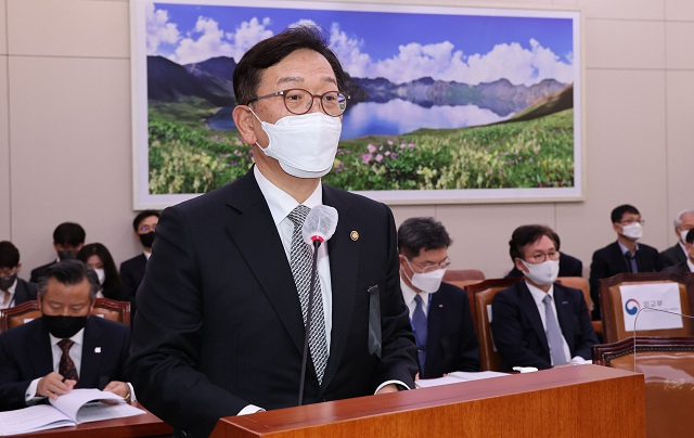 ‘대통령 친구 석동현 민주평통 사무처장 윤사모 회원 등용하겠다” 외통위 발칵
