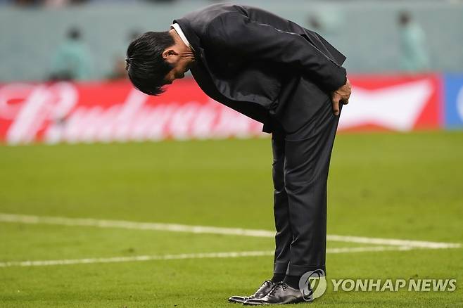월드컵 6초 동안 고개 숙인 일본 감독 승부차기 나선 선수들 칭찬해