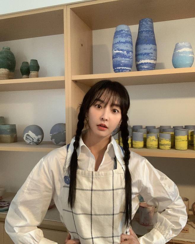 정유미 삐삐머리에 앞치마 두른 귀여운 여인