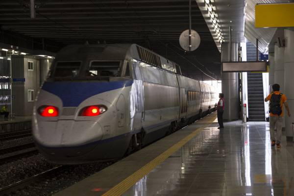 부산행 KTX 금정터널서 고장 정지 후속 열차 운행 지연