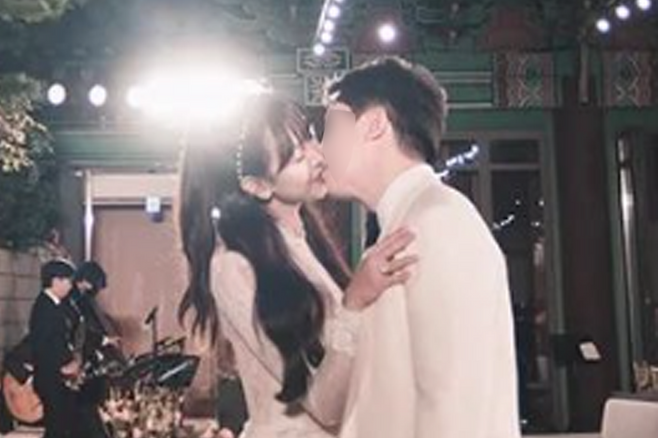 열애설없더니연상과 조용히 결혼♥한 28세 유명 여배우 어썸클