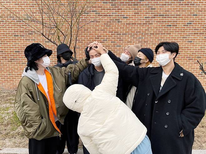 형 잘 다녀와요” 방탄소년단 완전체 까까머리 쓰다듬으며 진 입대 배웅 종합