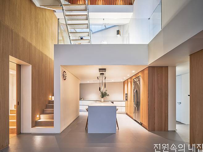 노출콘크리트 벽으로 감싸고 흐름으로 잇는 집 전원속의 내집