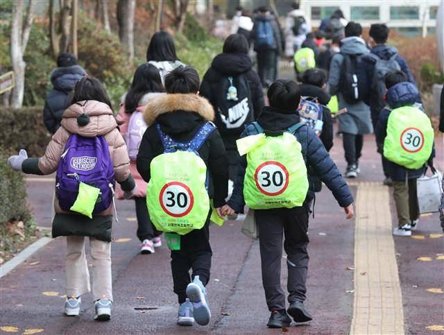 학교 앞에서 속도 30㎞ 지켜요”