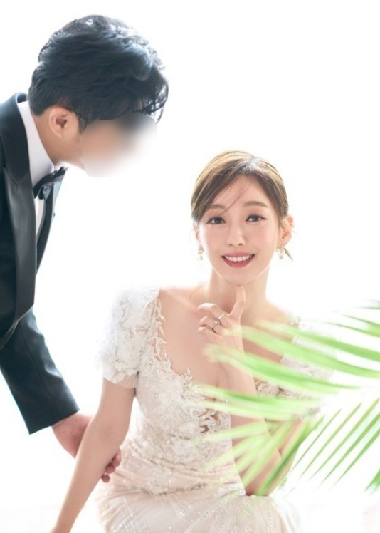 열애설없이 내년1월 결혼발표♥︎해 모두 놀라게 한 미녀 방송인 어썸클