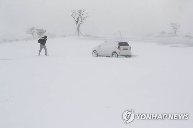 제주 강풍·폭설항공편 무더기 결항 눈길 사고 속출종합