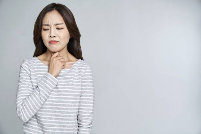 목 아플 때 먹으면 좋은 음식 Vs 피해야 할 음식