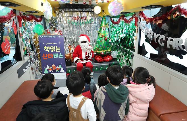루돌프 대신 버스 타고산타 할아버지가 선물한 ‘특별한 하루