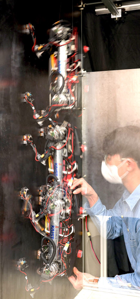 Kaist 세계 최고 빠른 속도로 철제 벽면 오르는 사족보행 로봇 개발