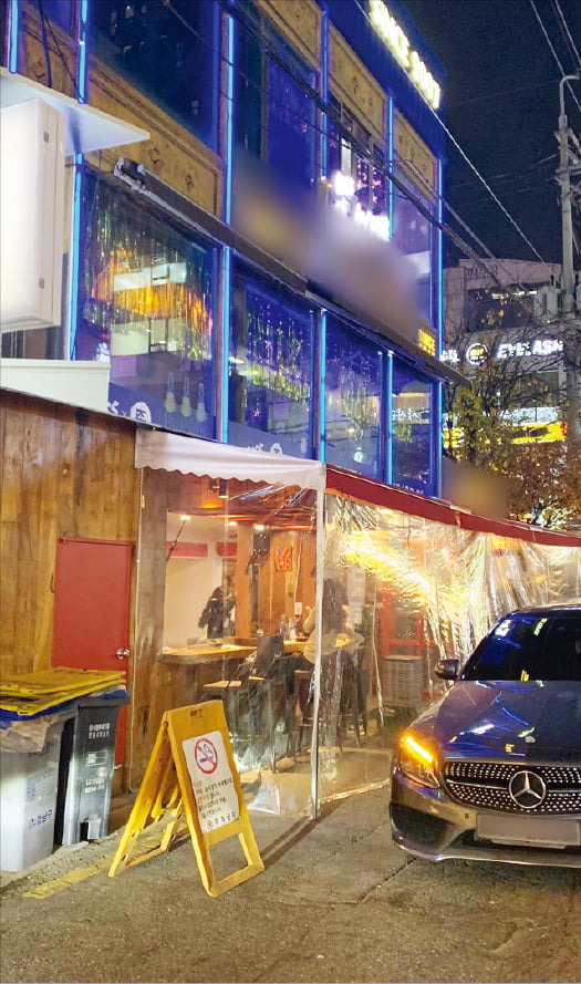 지도엔 5m 도로로 나와있는데골목마다 가건물·불법 설치물 사람 두 명 지나가기도 힘들다
