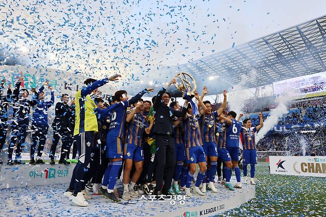 17년 만에 정상을 되찾은 울산 현대팬심도 1등 2022년 축구결산③올해의 팀