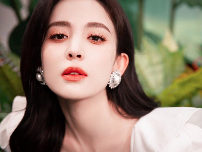 대륙의 기적판빙빙 제친 중국 최고 미녀 배우패션화보속 명품룩 어썸클