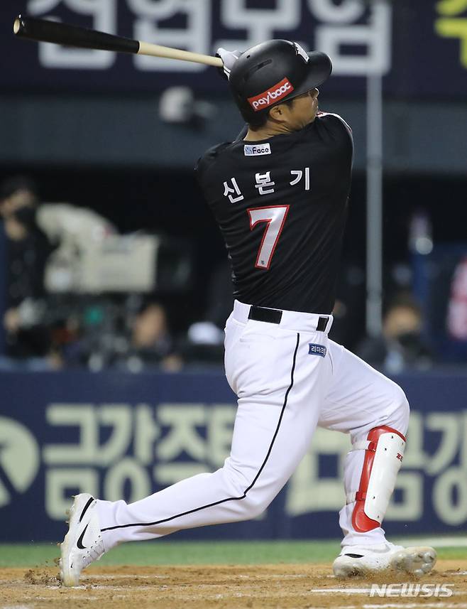 KT, FA 신본기와 1+1년 총액 3억원에 계약