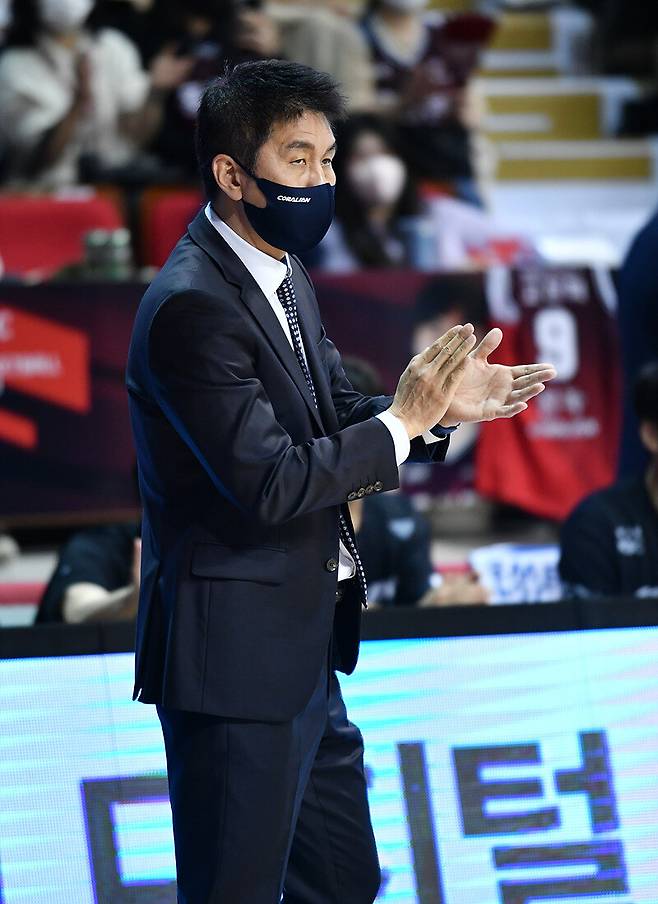 [경기 후] 김상식 KGC인삼공사 감독, “대충 뛰지 말고 끝까지 뛰자고 해”…은희석 삼성 감독, “연패를 끊지 못해 팬들에게 죄송하다”