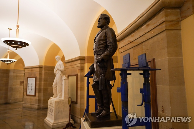 미 의사당에 여전히 남아있는 ‘노예주 동상들