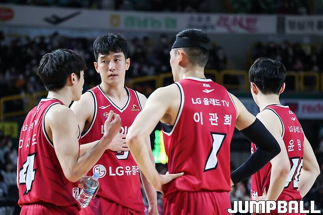 홈에서 강해진 LG, 접전 끝에 1위 KGC 격파