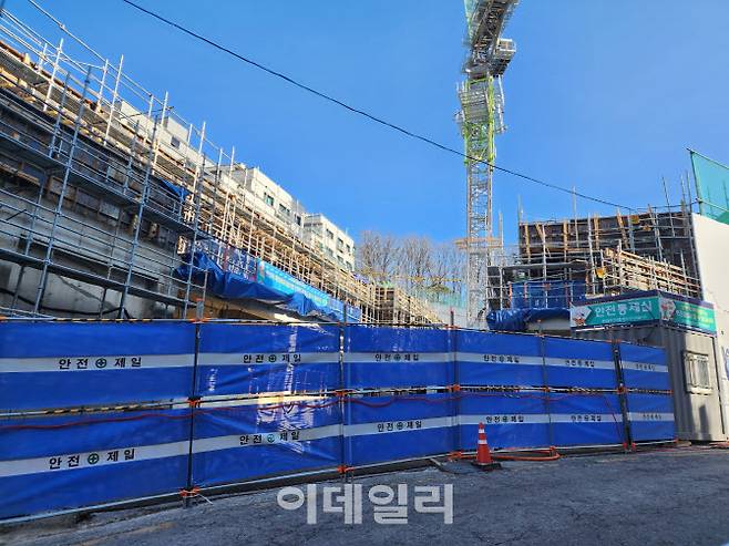 ‘공사비 갈등에 재건축 삐걱입주 어쩌나 깊어지는 분양자 한숨