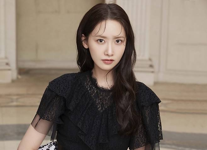 소녀시대 윤아 봄을 기다리는 여심 입고 싶은 화사한 페미닌룩 패션엔