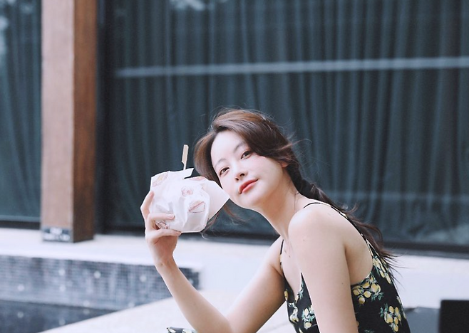 푸켓에서 여유롭게 수영중36세 믿기지 않는 여배우바캉스룩 어썸클